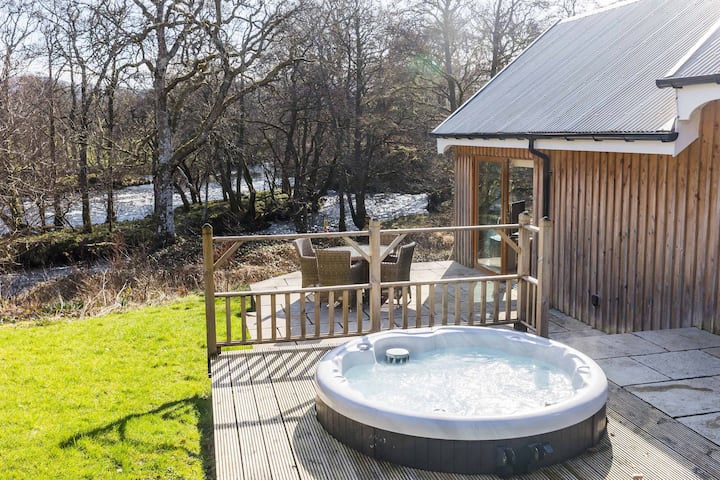 Beautiful River Fronted House With Private Hot Tub - Loch Tay