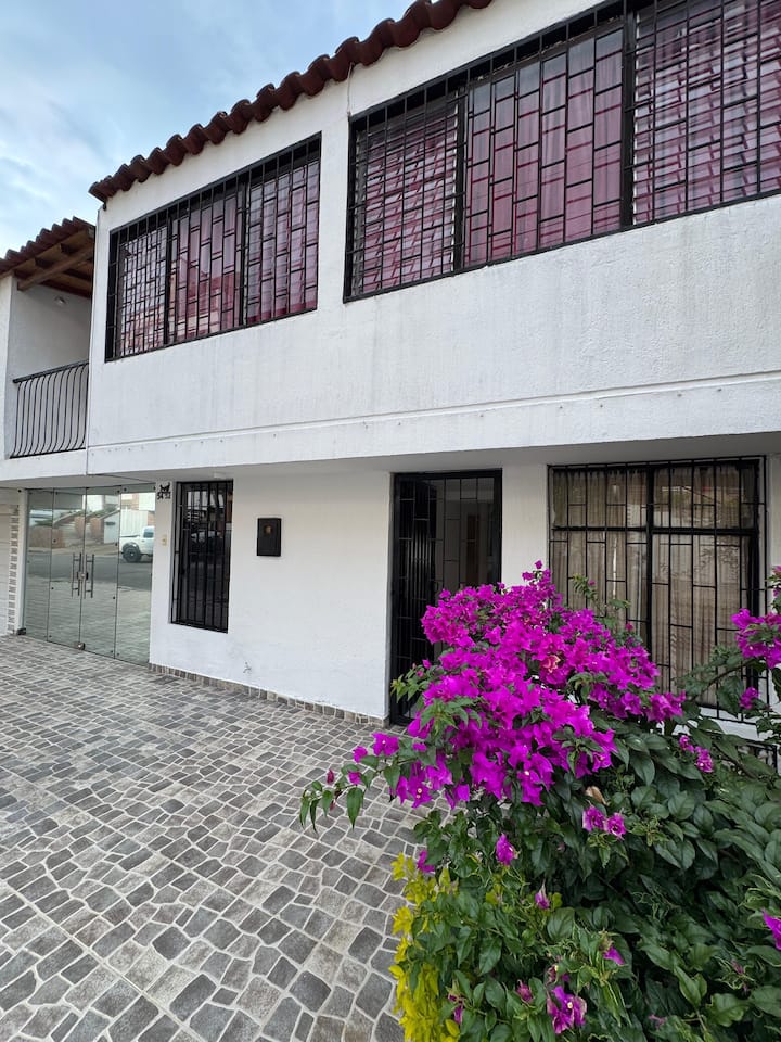 Casa Grande En Barrio Seguro Y Bonito - Bucaramanga