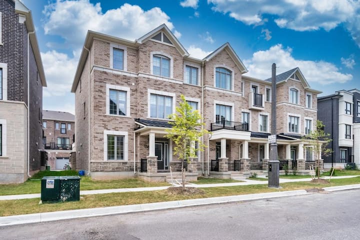 Luxury 4br Oakville Townhome + 3 Free Parking - Burlington