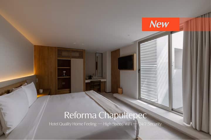 Capitalia | Facing The City Skyline And The Castle - Mexikóváros