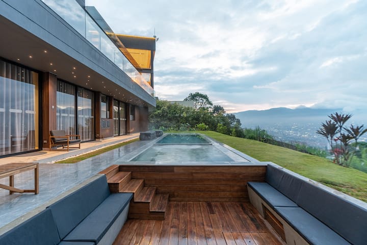 Luxe Security Mansion-pool-jacuzzi-10 Min Provenza - Sabaneta