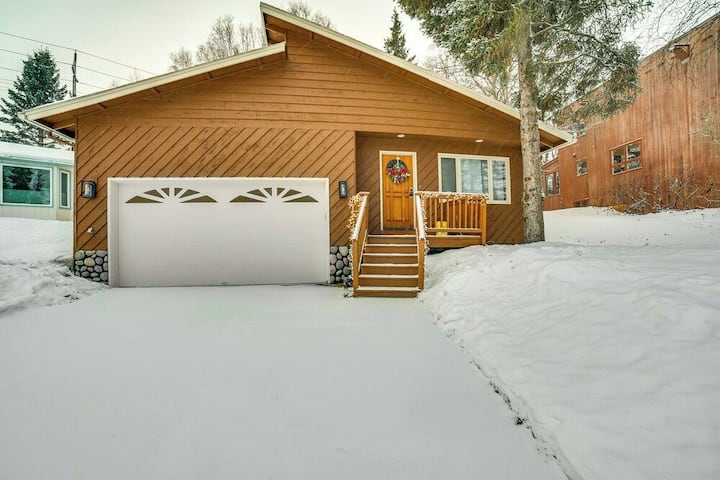 Spacious Anchorage Home-lake Access+mountain Views - Anchorage, AK