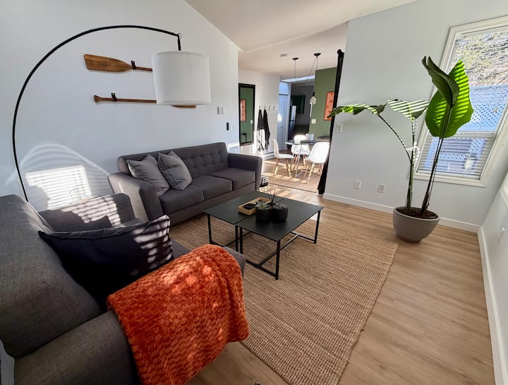 The Central Carriage | King Bed & Private Patio - Kelowna