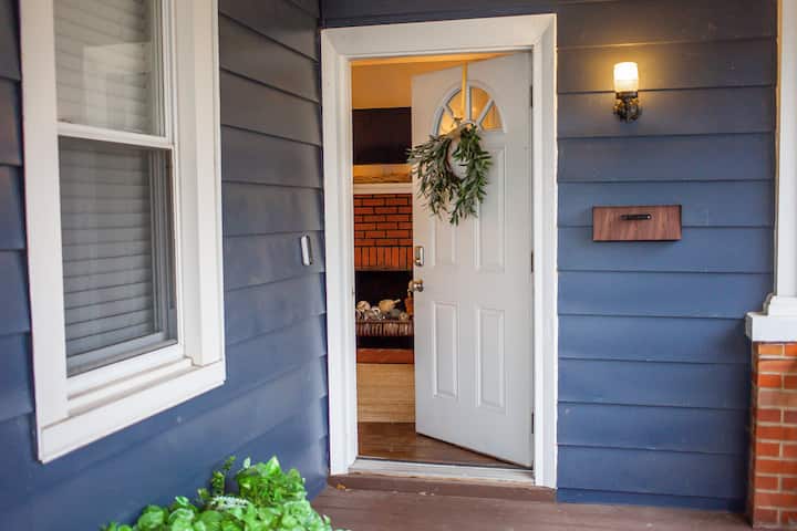 The Bluehaven Craftsman - 2 Bed & Delightful Nook - Newport News, VA