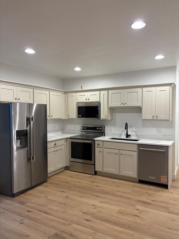 Cozy Basement Apartment In Vineyard, Ut. - Orem, UT