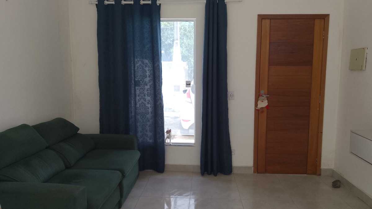 maison avec une grande cour pour les animaux de compagnie et les ...