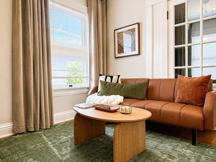 Urban Nest Near The Zoo 3 | Cozy Apt Near Downtown - Omaha, NE
