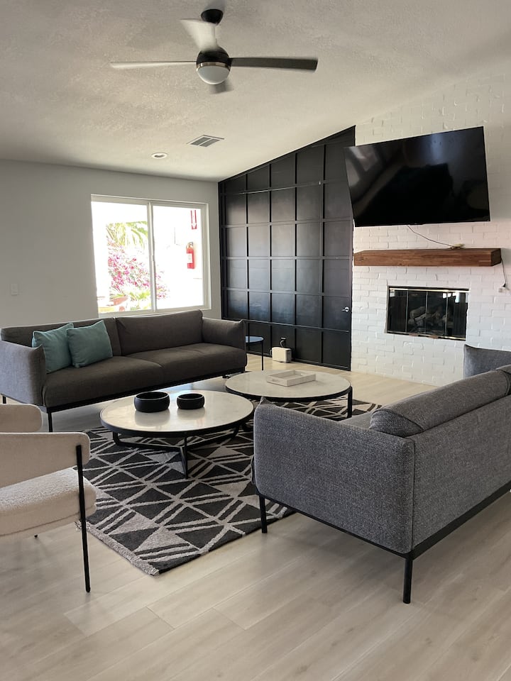 Sunny Escape With Pool, Jacuzzi, And Games - Palm Springs