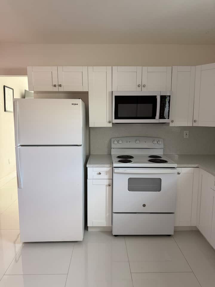 North Miami Blue Yoda Stay - North Miami Beach, FL