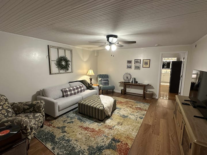 Delightful Downtown 2 Bed 2 Bath Main St Apartment - Galena, IL