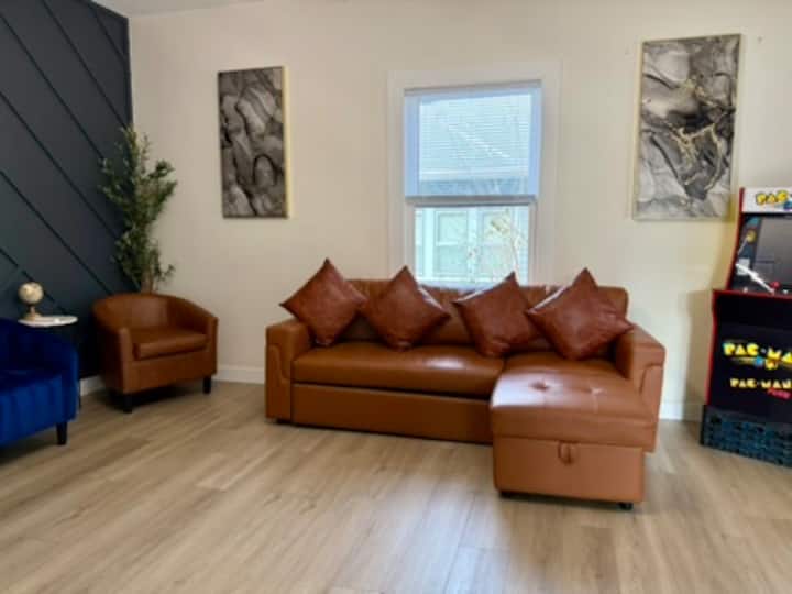 Ingersoll Basecamp • 4br, Comfortable, Walkable - Des Moines, IA