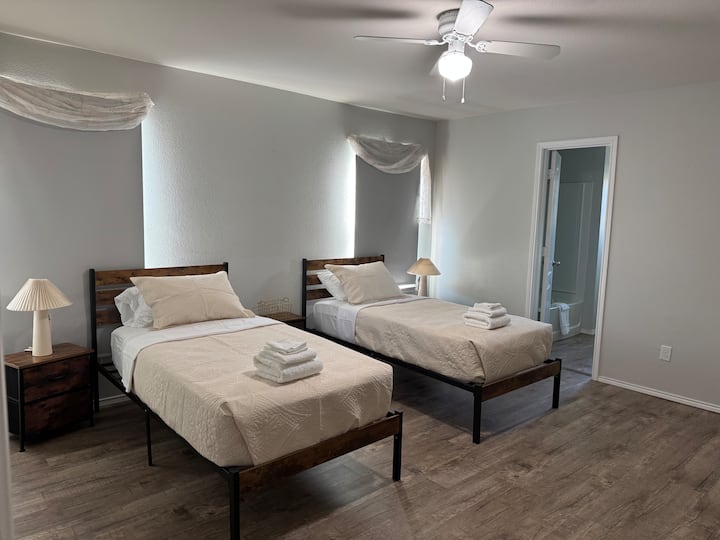 Private Room.private Bath.2 Twin Beds Or 1 King. - Arlington, TX