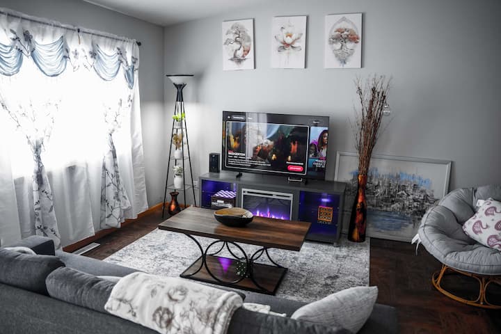 King Bed • Work Desk • Near Sanford & West Acres - Fargo, ND