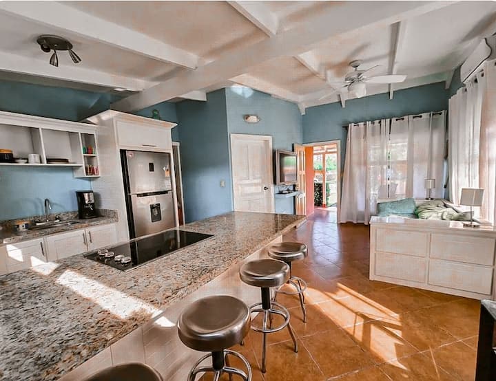 A Una Cuadra De La Playa En Jaco - Playa Herradura