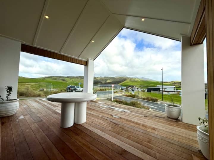 Light-filled Coastal Hideaway - Raglan