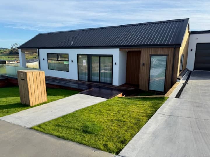 Light-filled Coastal Hideaway - Raglan