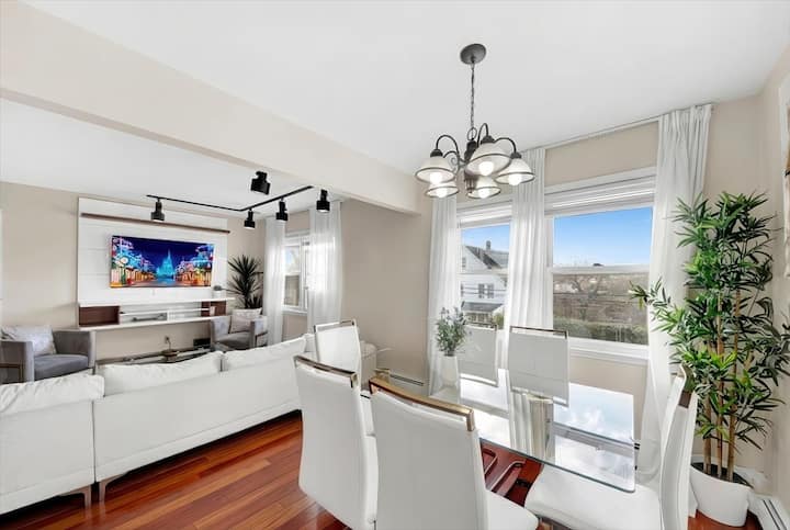 Upscale Ny Home | Parking| Subway| Mins2times Sq! - White Plains, NY