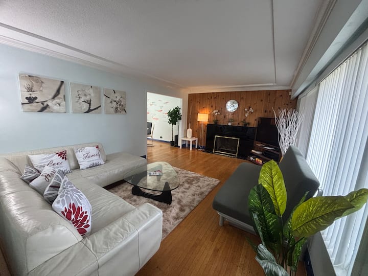 Charming Bright 3br House | Upper Level Suite - New Westminster