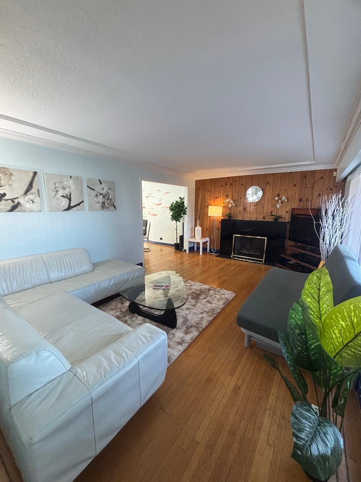 Charming Bright 3br House | Upper Level Suite - Burnaby
