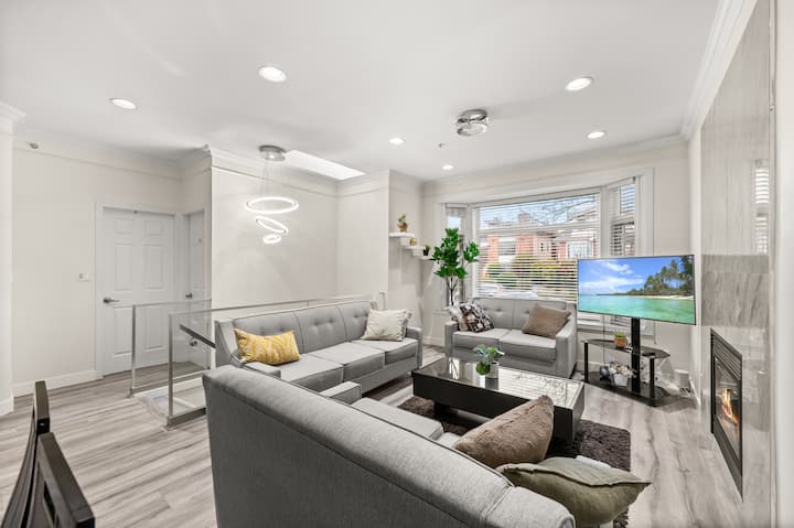 Modern & Bright 5br Family Home - Vancouver