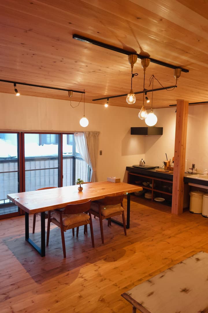 『黒姫アウル』黒姫駅から徒歩3分のあたたかい木の広い家・大型犬ok・雄大な北信五岳に抱かれる宿 - Nagano