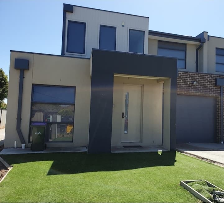 Stone Throw From Train Station. - Point Cook