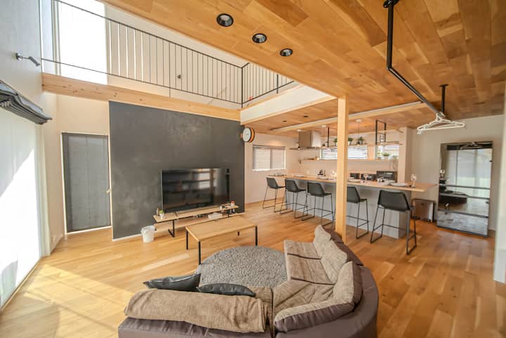 富士山を望むカフェスタイルの宿｜下吉田駅5分・忠霊塔徒歩圏・駐車場2台完備 - Fujiyoshida