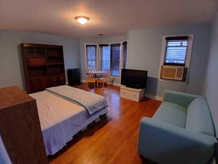Unique 3br Home W/ Parking 10 Min From Nyc Train - The Bronx, NY