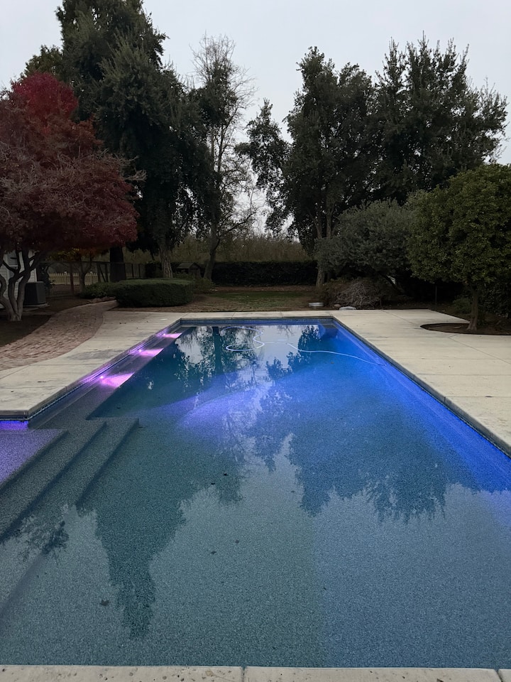 Escape To The Countryside –Spacious Home With Pool - Ripon, CA