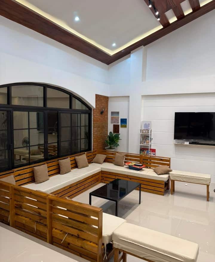 Las Casas De Quadro “A World Away From Every Day ” - Arayat