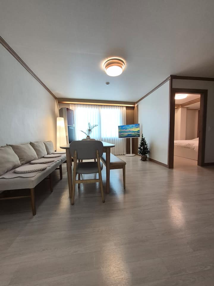 동성로/교동/종로/
1시퇴실/무료주차/초역세권/호텔침구/넓은거실/짐보관/감성숙소/스테이35 - Daegu