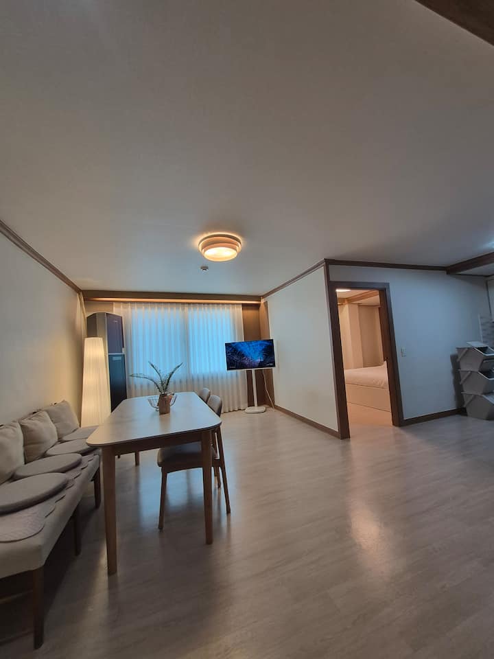 1시퇴실/무료주차/넓은거실/호텔침구/짐보관/초초역세권/동성로/교동/종로/stay35 - Daegu