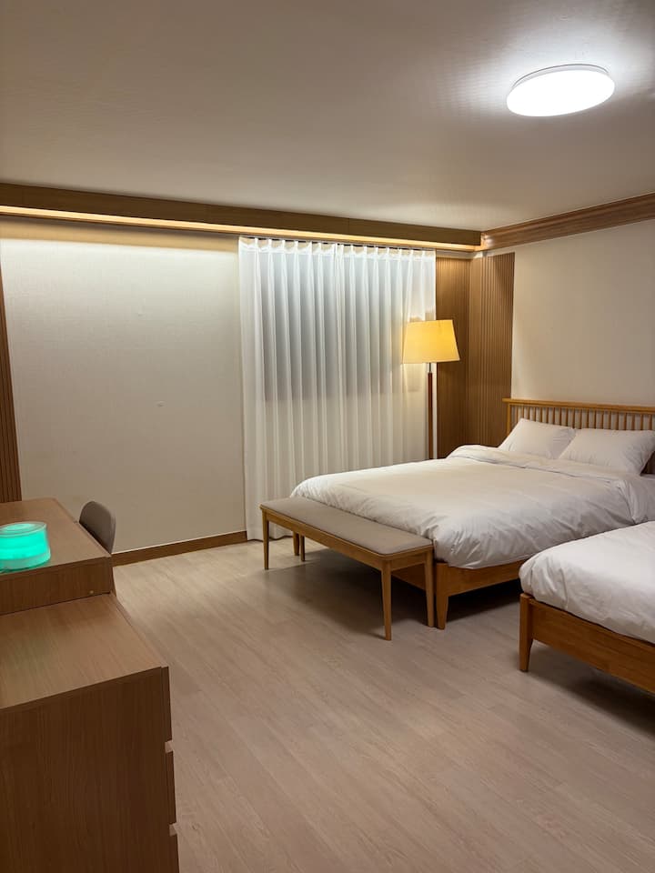 대구 동성로 [오픈특가]
1시 퇴실. #이쁘고 깨끗한 신상숙소 # Stay35 - Daegu