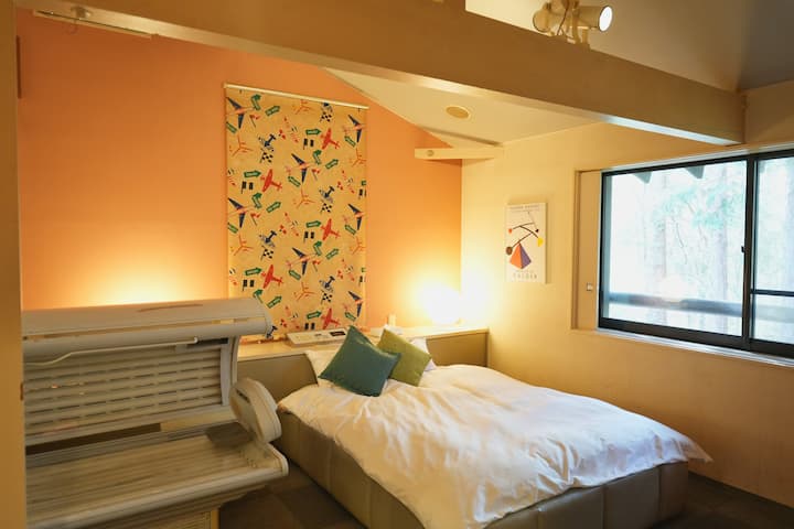 日焼けマシン1,000円！昭和を感じる小さな個室宿「parco山荘」206号室 - Kawana