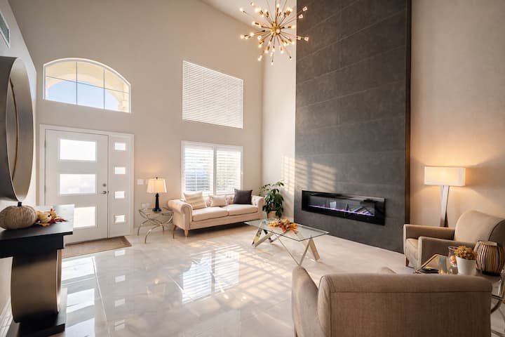 High-end Villa W/ Pool & Spa; Close To The Strip! - 라스베이거스, NV