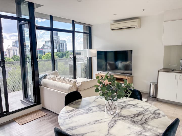 Central Cbd 4p Retreat With Pool, Gym & City Views - Melbourne