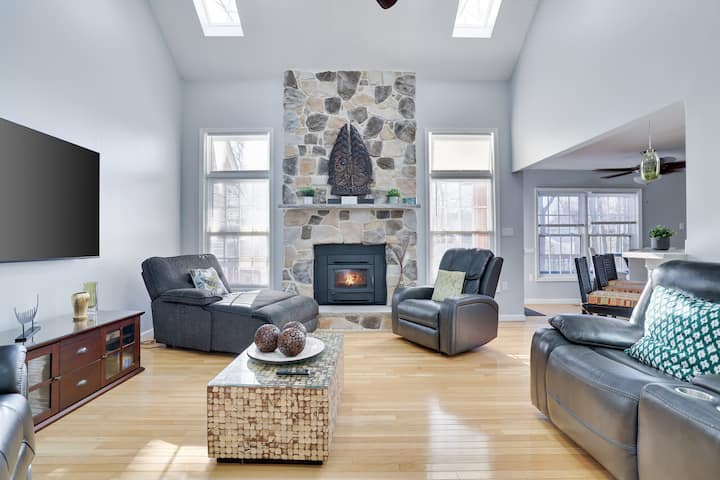 Mountain Escape, Lake, Fire Pit, Game Room - Delaware Water Gap, PA