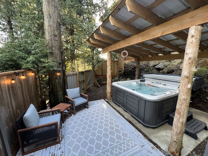 Hot Tub Near Ferry & Beach · The Bowen Snug - ボウエンアイランド