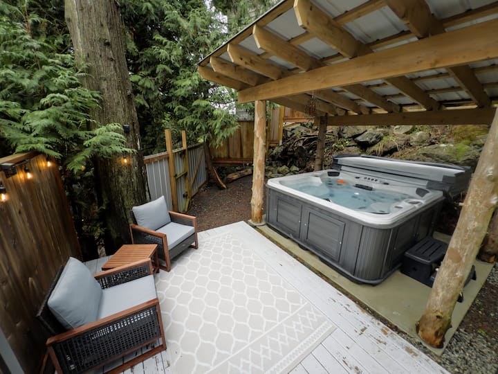 Hot Tub Near Ferry & Beach · The Bowen Snug - Bowen Island