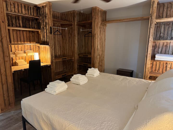 Private 1 King Or2 Twin Beds Log Room - Arlington, TX