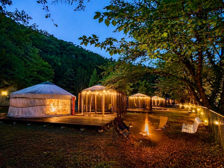 エアコン完備のモンゴル式ゲル2/3｜焚き火の時間を過ごす森の自然公園｜ガゼボ・デッキ付｜素泊まり - 지치부시