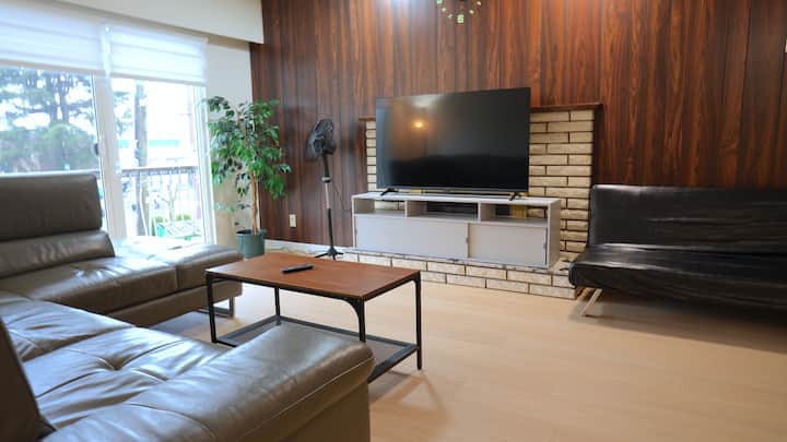 Cozy 8 Beds Home/ Prime Location W/ 4 Free Parking - ブリティッシュコロンビア州