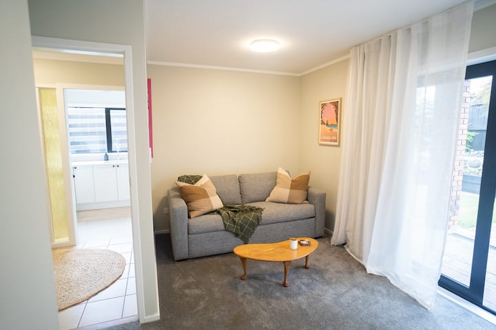 Central With Cozy Courtyard - Tauranga