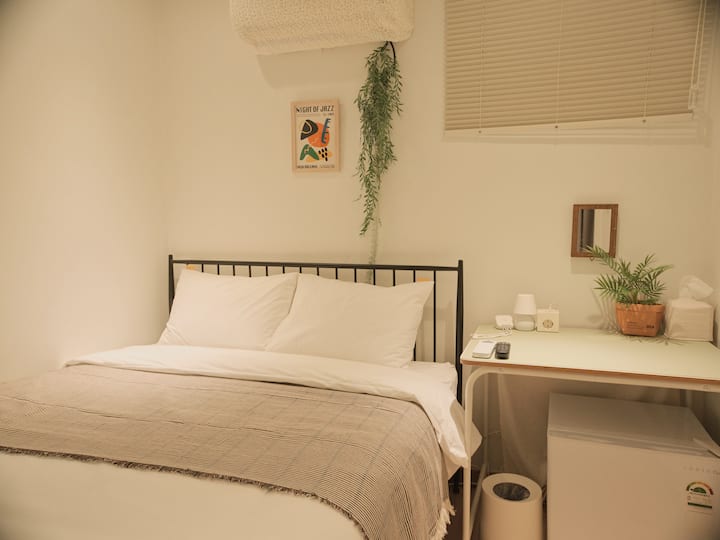 102호 우이천 벚꽃길/공항버스8분/성수 30분/명동·동대문 20분/공항버스 8분/개별욕실 - South Korea