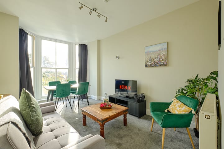 Incredible 2 Bed, 2 Bath Apartment |Onsite Parking - Knaresborough
