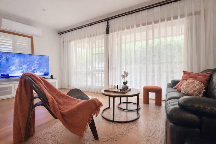 Spacious 3br Retreat | Cafés, Parks & Metro - Crows Nest