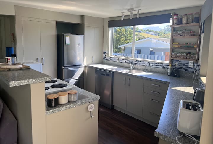 Rainbow Retreat. - Raglan