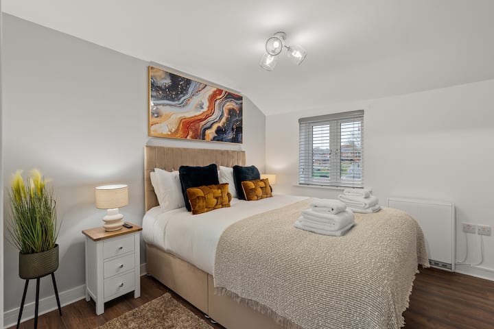 Light & Bright Apartment | Sleeps 4 | Town Centre - Andover