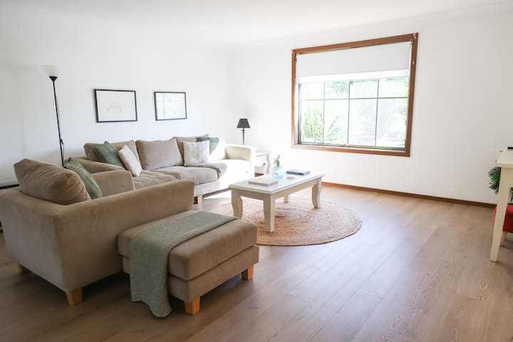 Comfortable, Bright & Spacious 2 Bedroom Home - Wagga Wagga