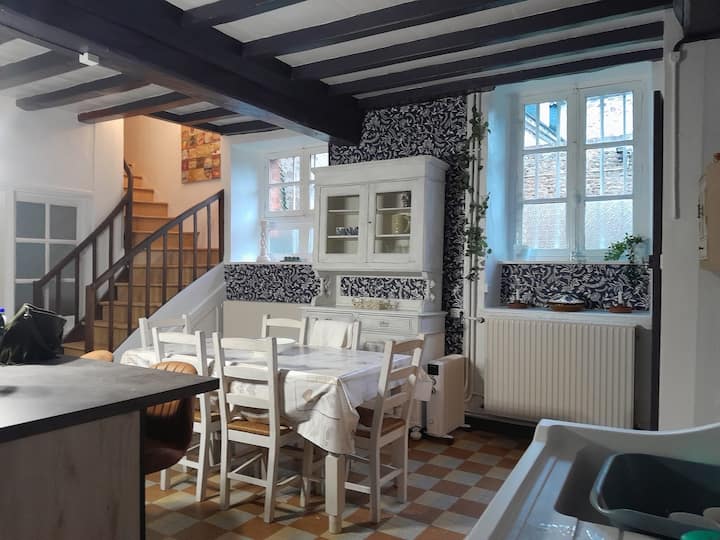 Charming Spacious Village Town House Retreat - Normandie
